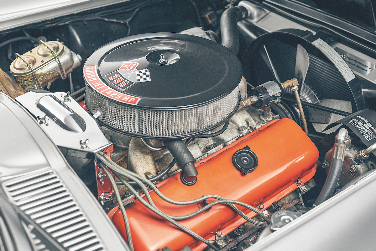 Corvette Sting Ray vs Ford Mustang – the American civil war - Octane ...